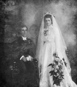 27 Spooky and Elegant Halloween Wedding Ideas - Ruby & The Wolf